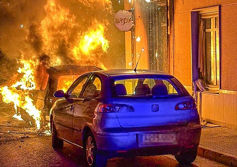 Un coche envuelto en llamas provoca explosiones en el cableado de un edificio en Novelda ...